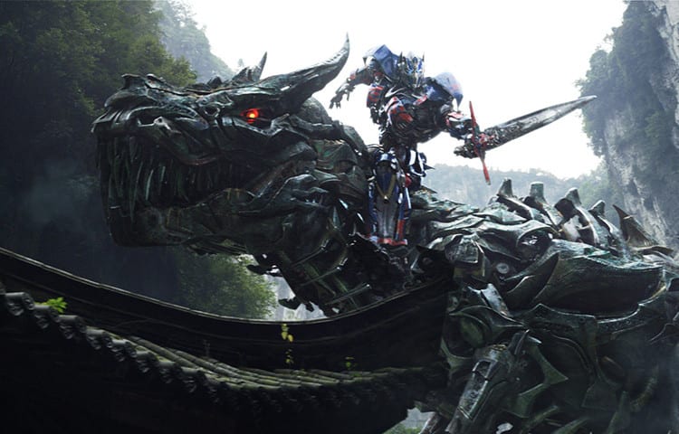 Mechaničtí dinosauři, Levák Bob a Mark Wahlberg v preview Transformers ...