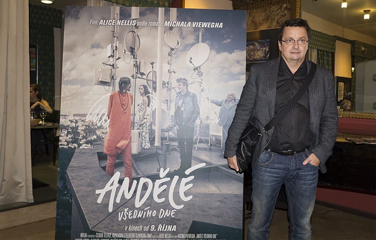 Andělé všedního dne nad námi bdí ve filmu i na stránkách knihy ...