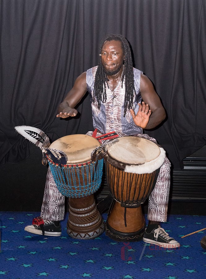 Na slavnostní premiéře filmu Legenda o Tarzanovi zazněla bubenická show ...