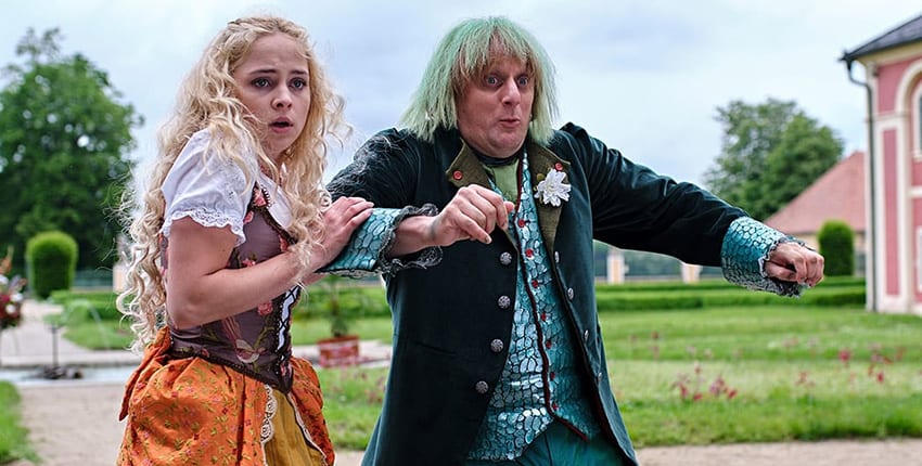 Recenze: Zakleté pírko nám příliš neučaruje... | Červenýkoberec.cz