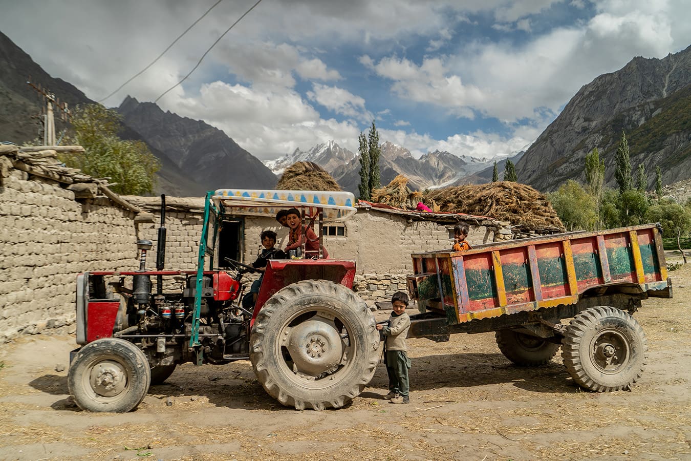 Za oponou velehor (2025) - Recenze, Galerie, Videa a Články