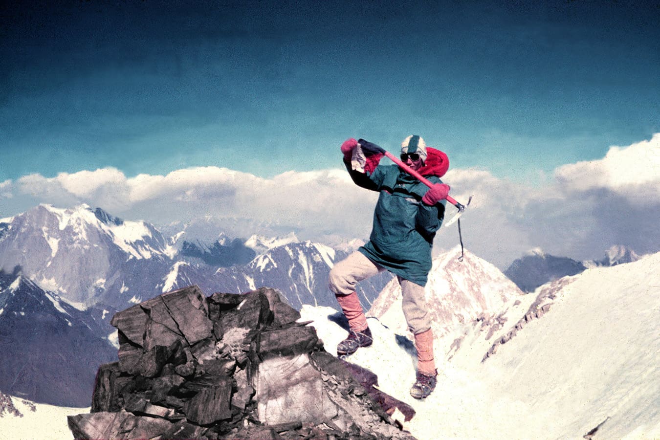 Za oponou velehor (2025) - Recenze, Galerie, Videa a Články